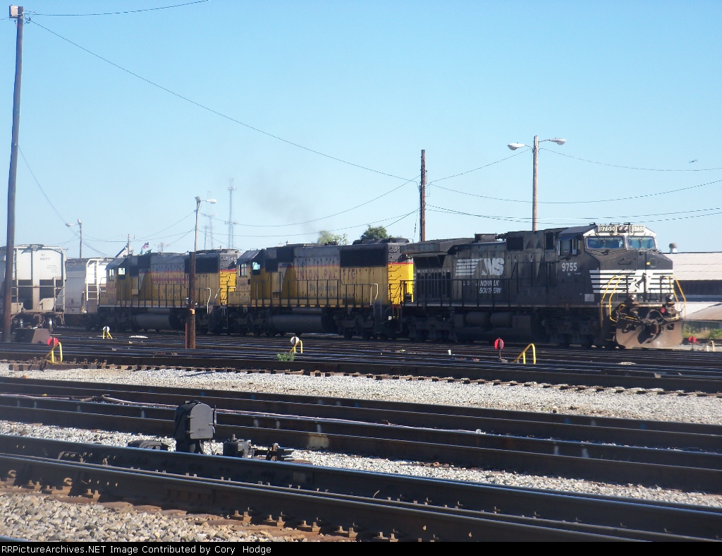 NS 52W with HLCX (ex-UP) leasers